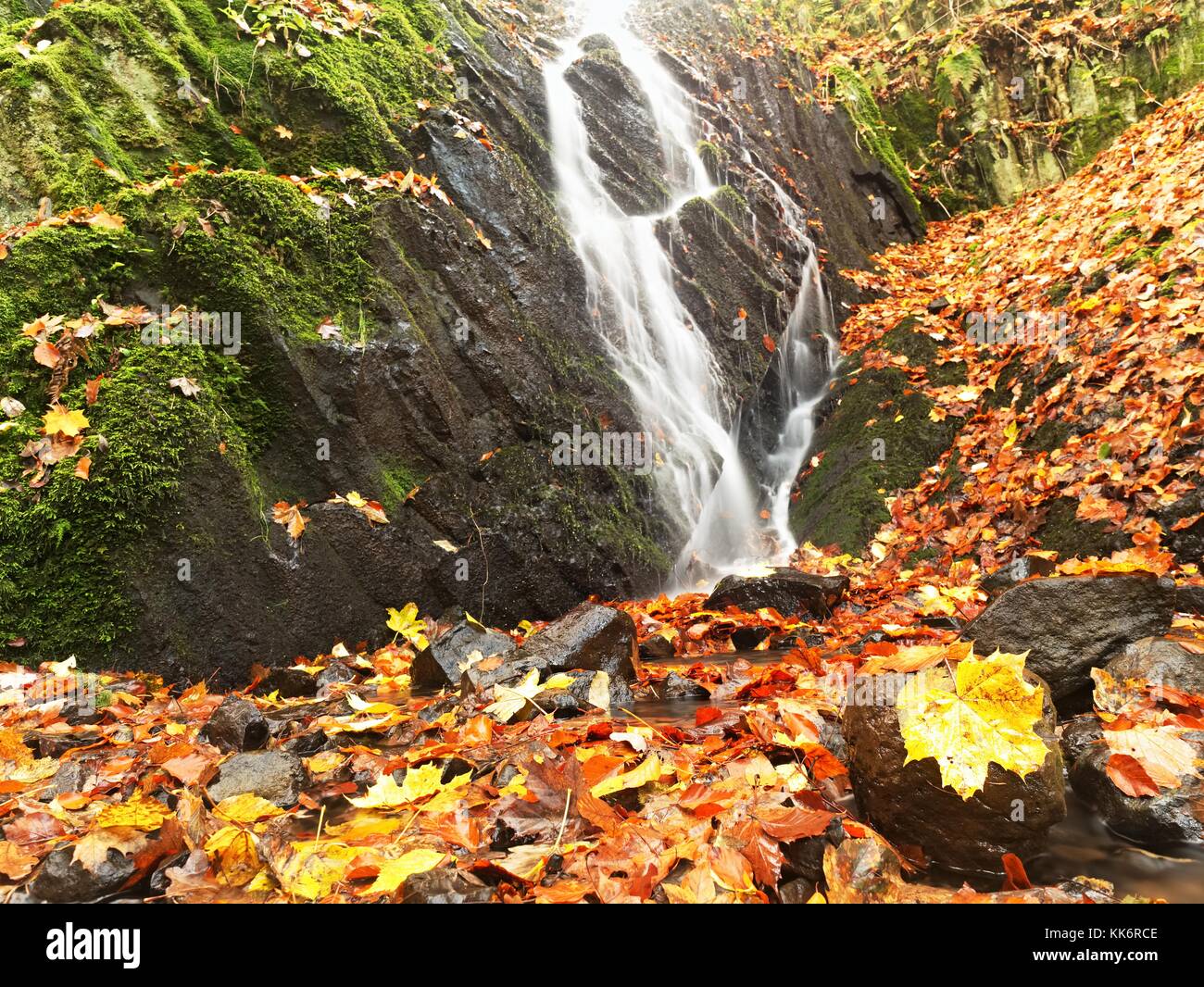 Waterfall flow water broken stones hi-res stock photography and images ...