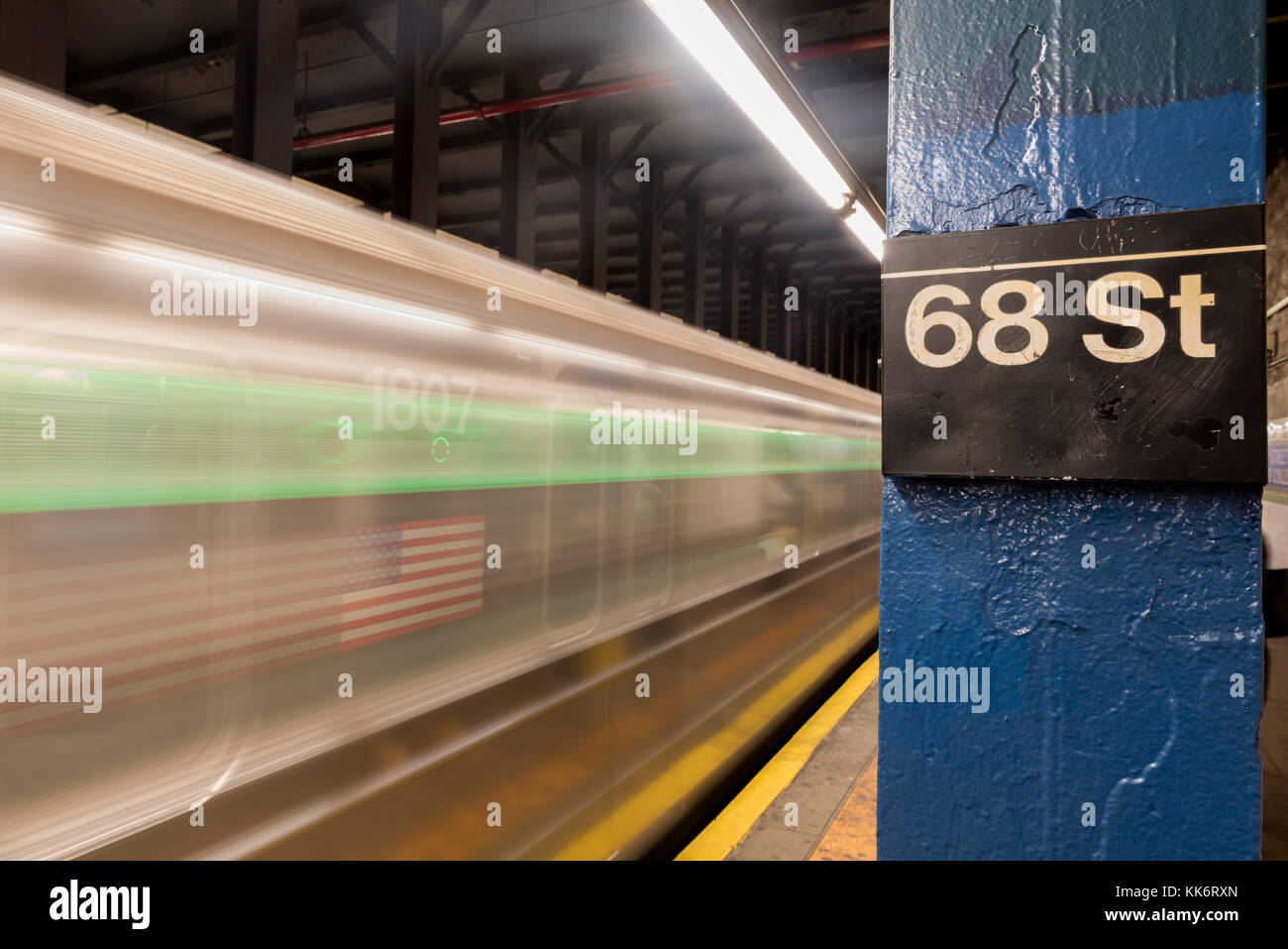 Train running through city hi-res stock photography and images - Alamy