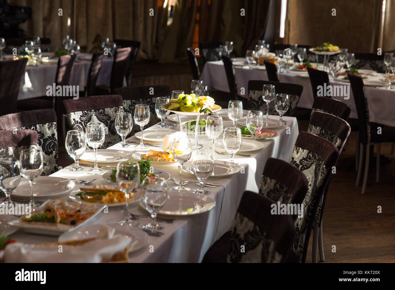 covered table in a restaurant Stock Photo - Alamy