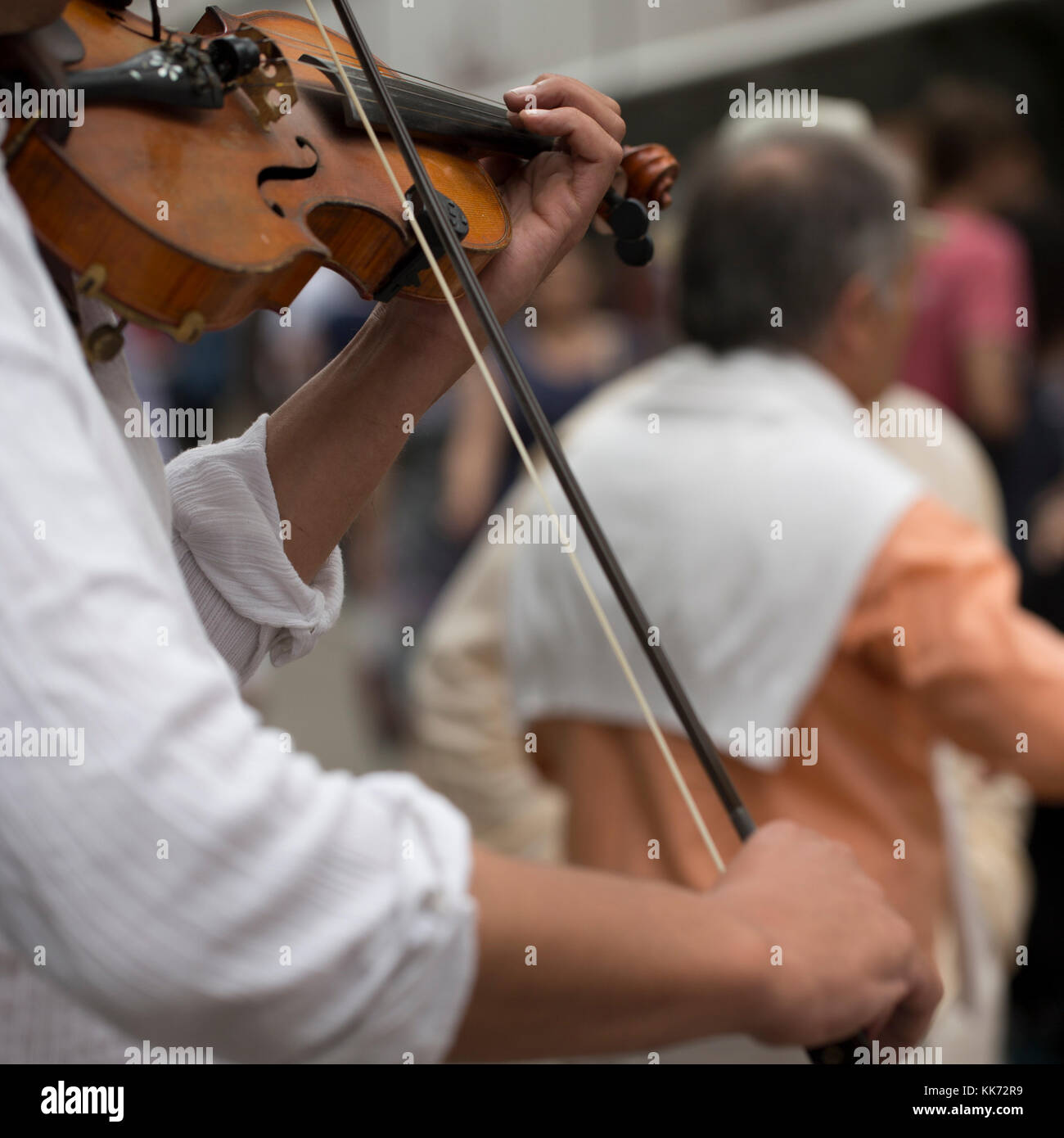 Man playing violin outdoors hi-res stock photography and images - Alamy