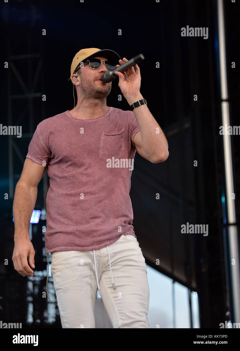 FORT LAUDERDALE, FL - APRIL 16: Sam Hunt performs onstage during ...
