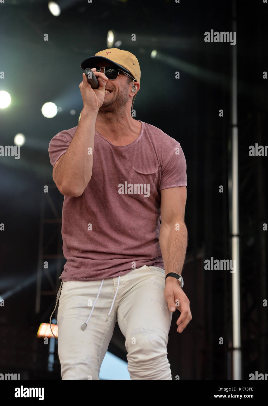FORT LAUDERDALE, FL - APRIL 16: Sam Hunt performs onstage during ...