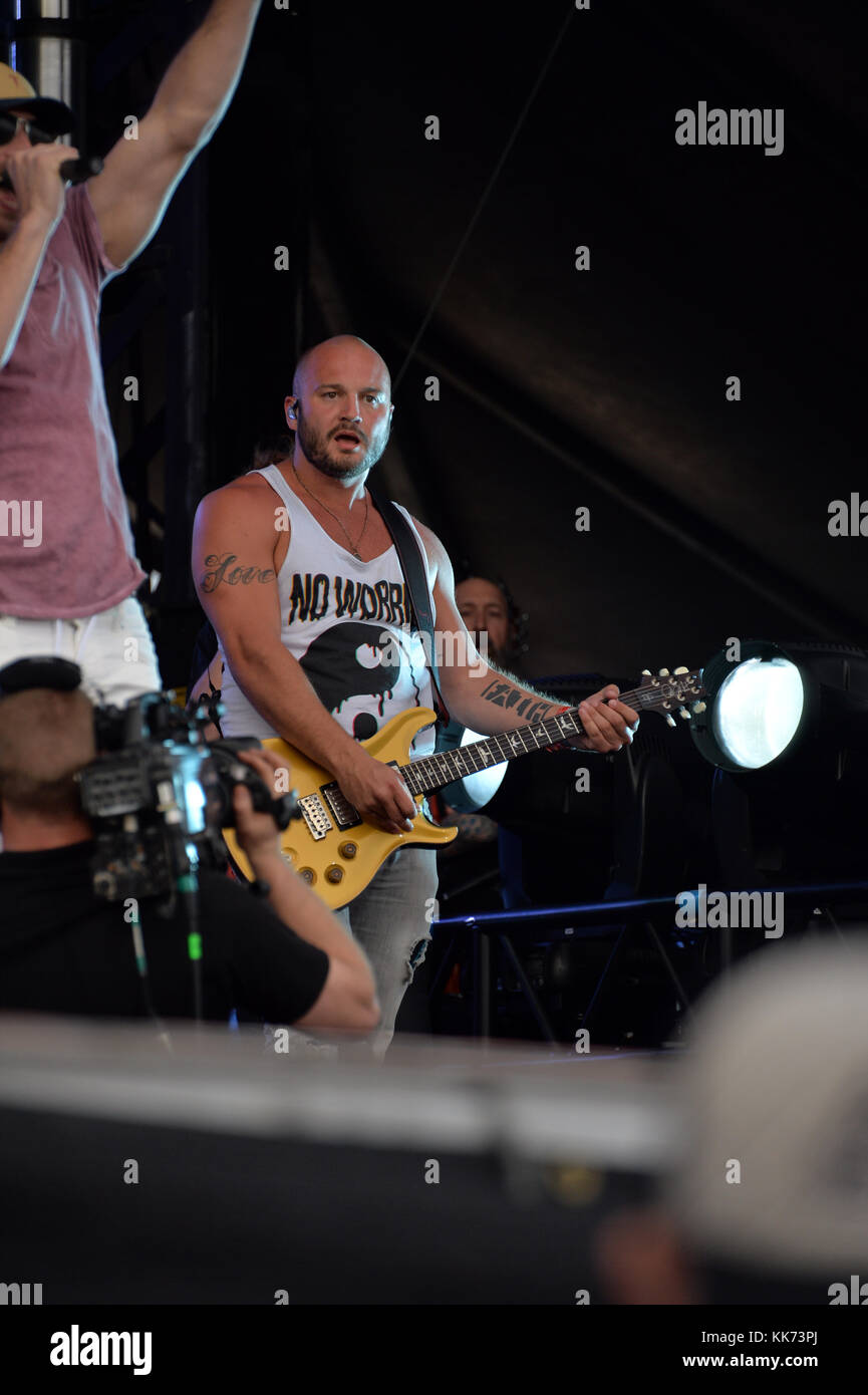 FORT LAUDERDALE, FL - APRIL 16: Sam Hunt performs onstage during ...