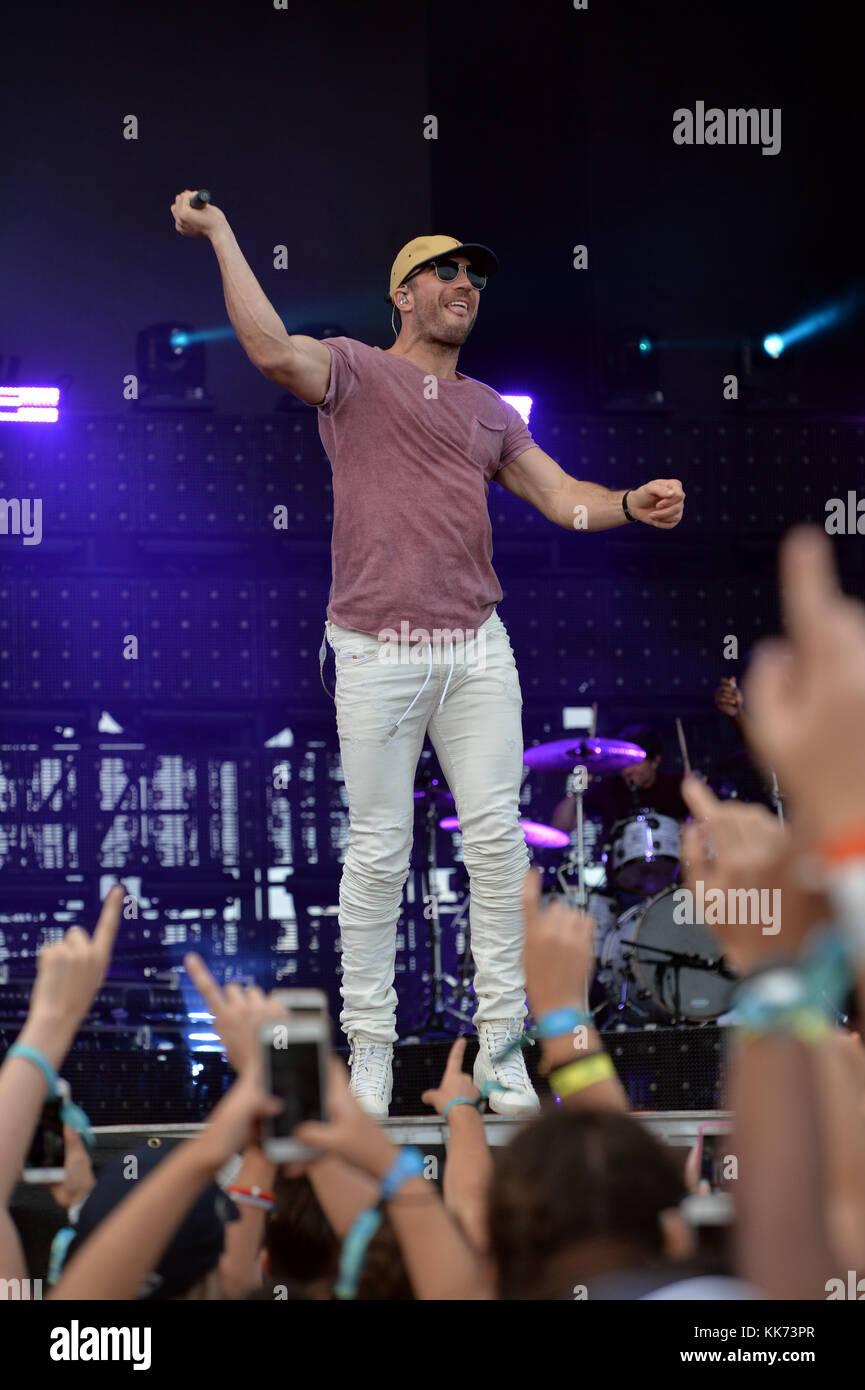 FORT LAUDERDALE, FL - APRIL 16: Sam Hunt performs onstage during ...