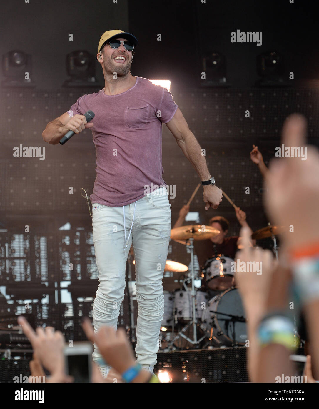 FORT LAUDERDALE, FL - APRIL 16: Sam Hunt performs onstage during ...