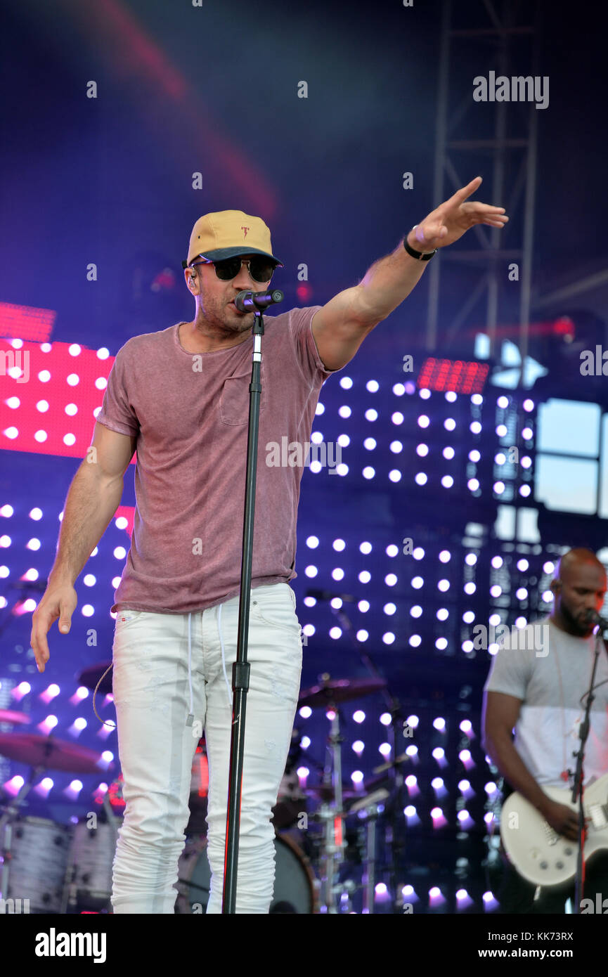 FORT LAUDERDALE, FL - APRIL 16: Sam Hunt performs onstage during ...
