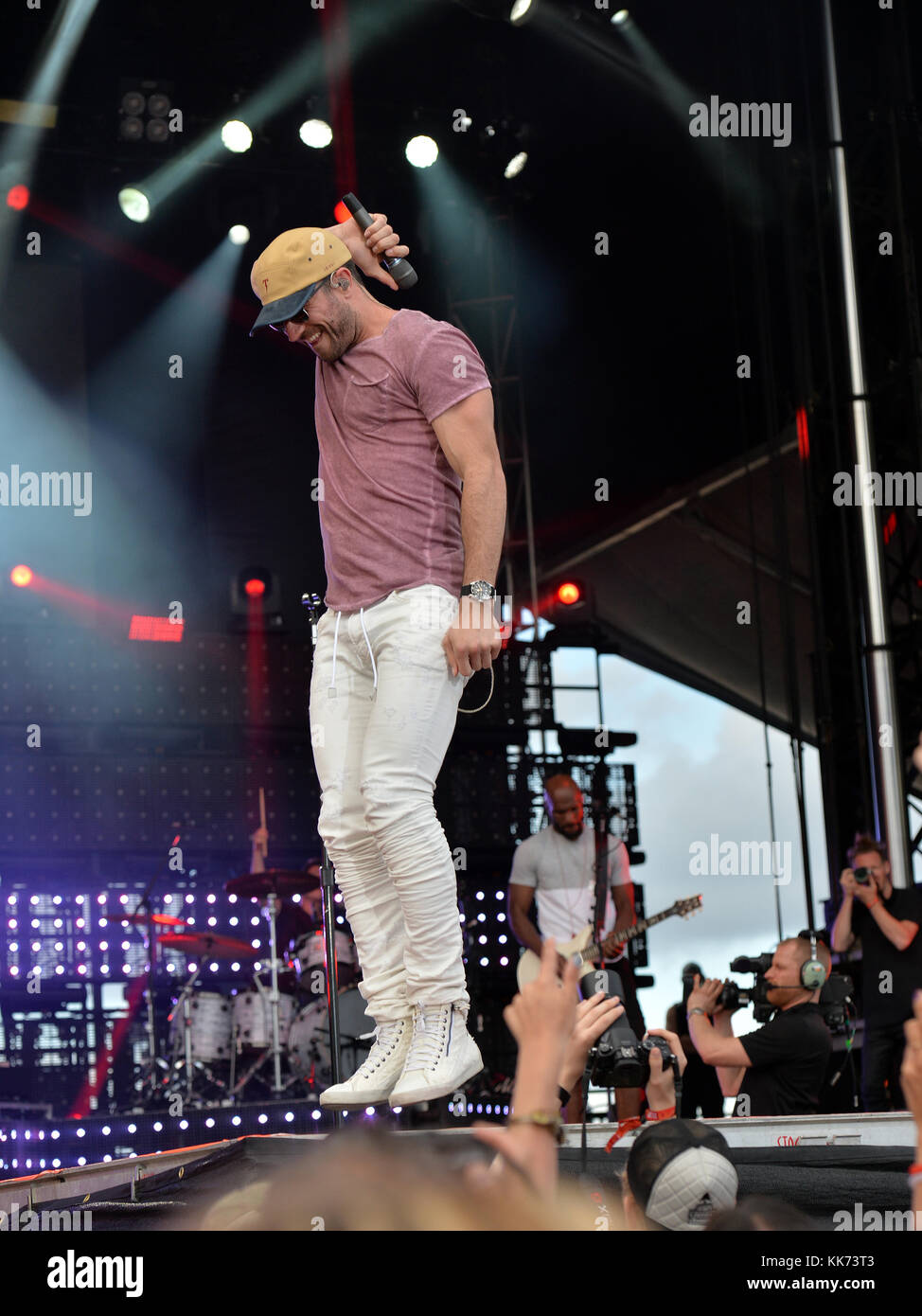 FORT LAUDERDALE, FL - APRIL 16: Sam Hunt performs onstage during ...