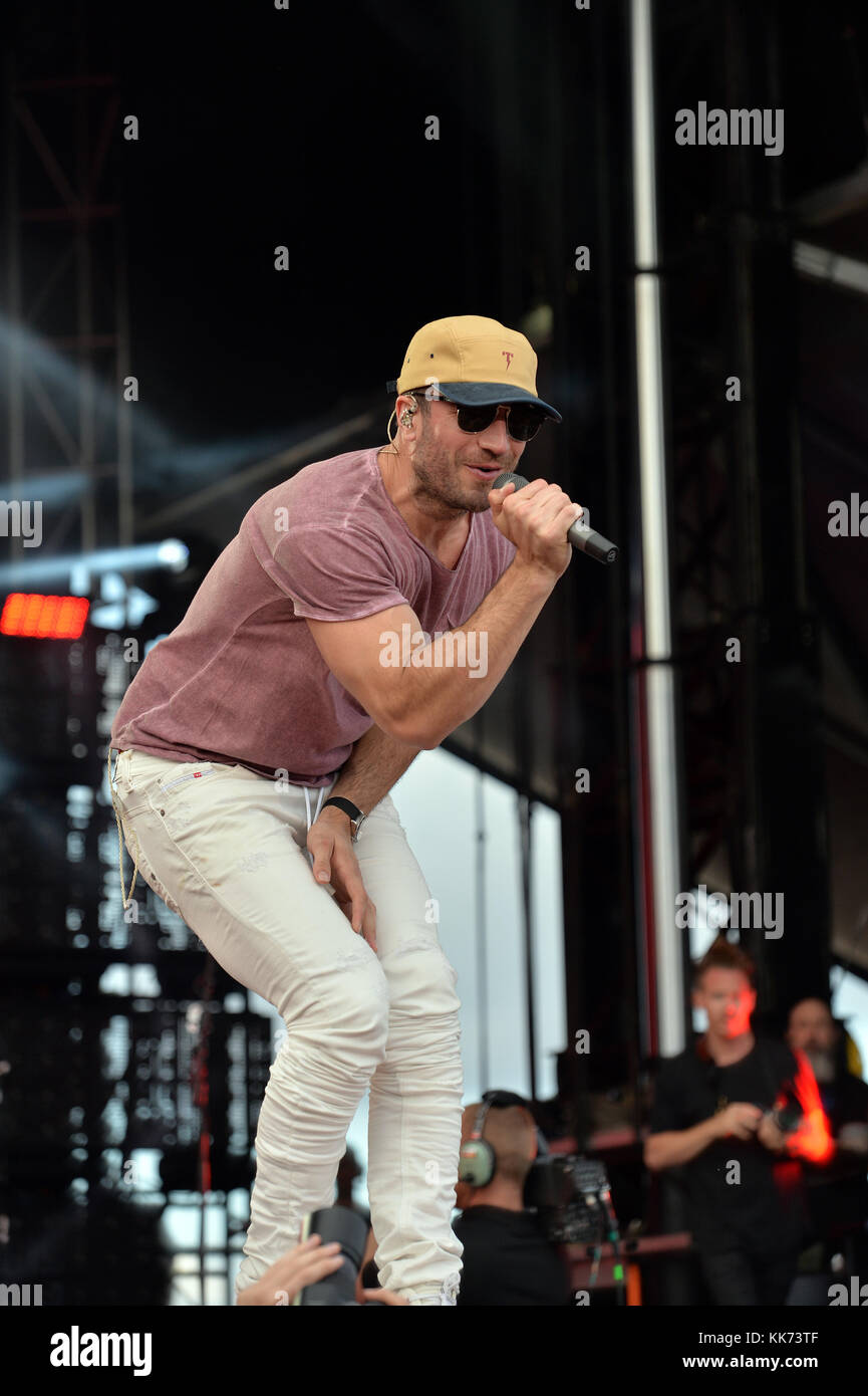 FORT LAUDERDALE, FL - APRIL 16: Sam Hunt performs onstage during ...