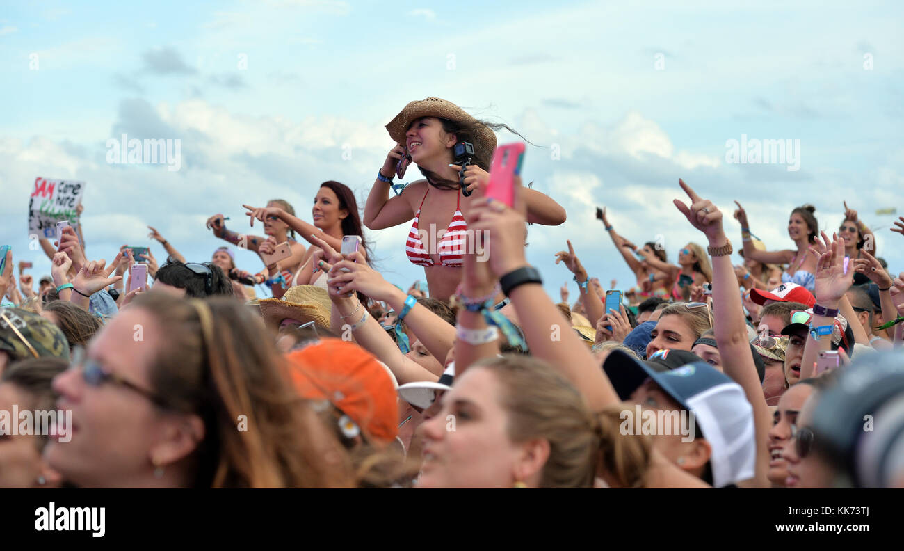 FORT LAUDERDALE, FL - APRIL 16: Sam Hunt performs onstage during ...