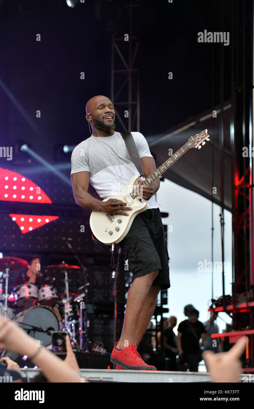 FORT LAUDERDALE, FL - APRIL 16: Sam Hunt performs onstage during ...