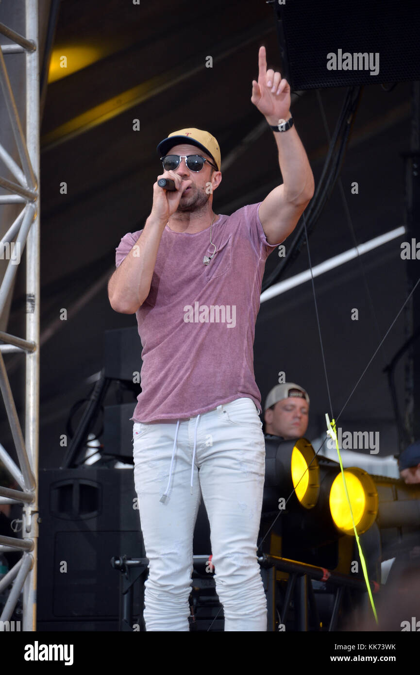 FORT LAUDERDALE, FL - APRIL 16: Sam Hunt performs onstage during ...