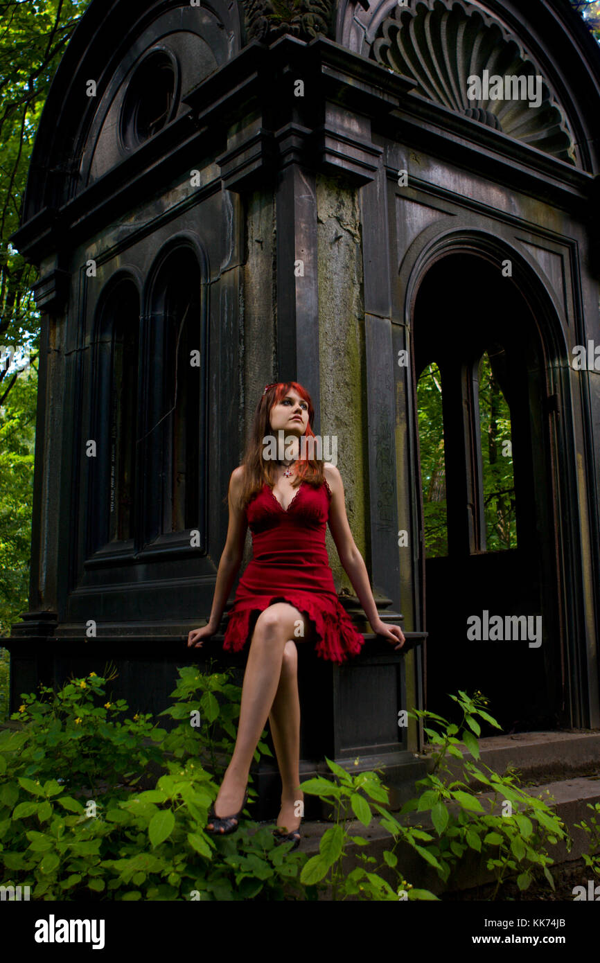 Spooky girl cemetery hi-res stock photography and images - Alamy