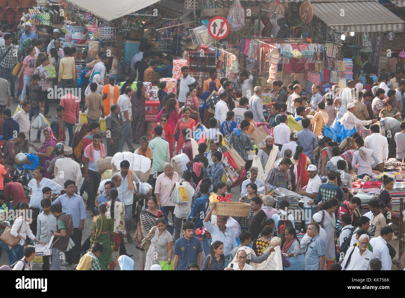 Crowds of shoppers at MJ market in Mumbai Stock Photo - Alamy