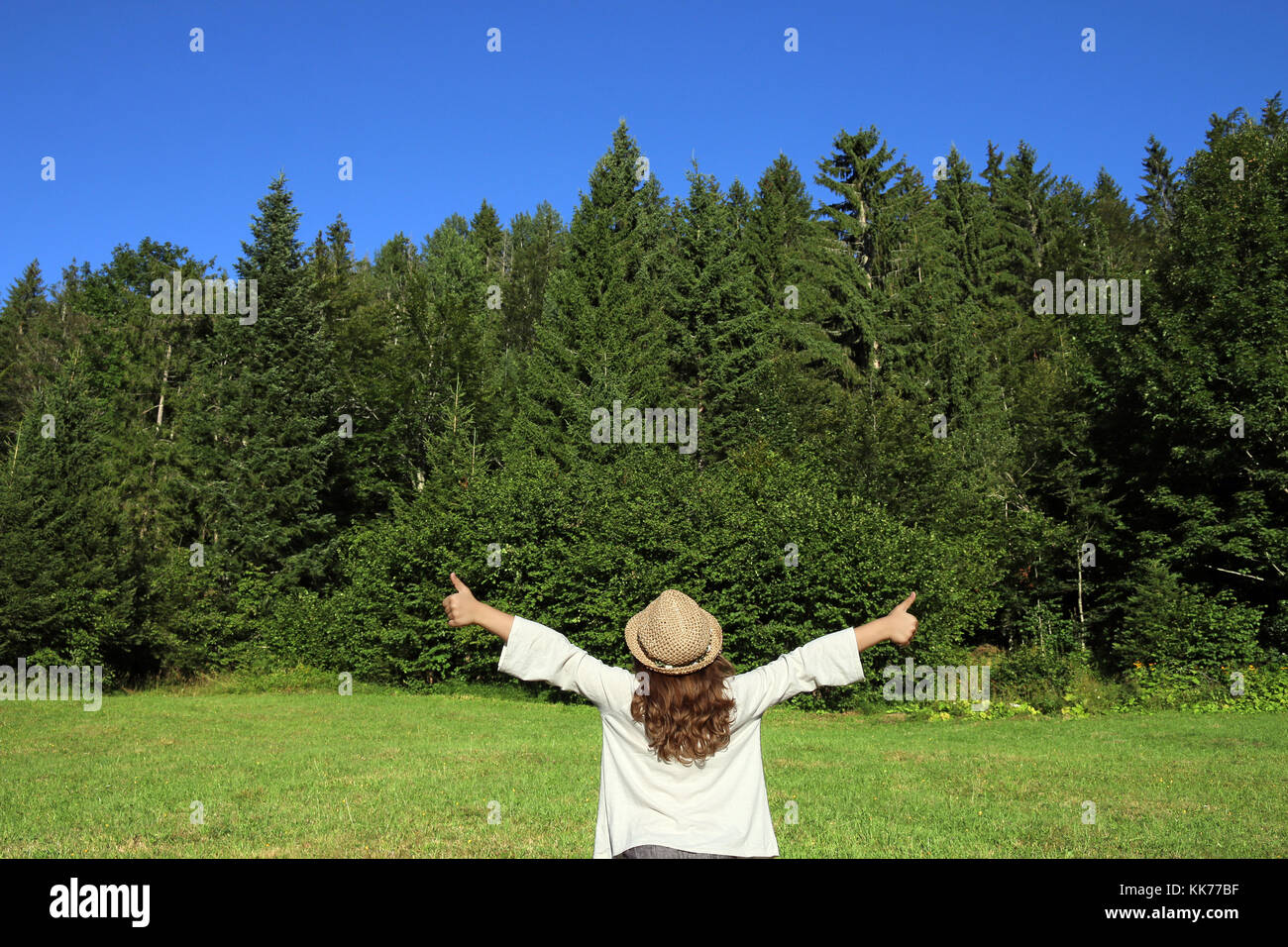 Child looking up at tree hi-res stock photography and images - Alamy