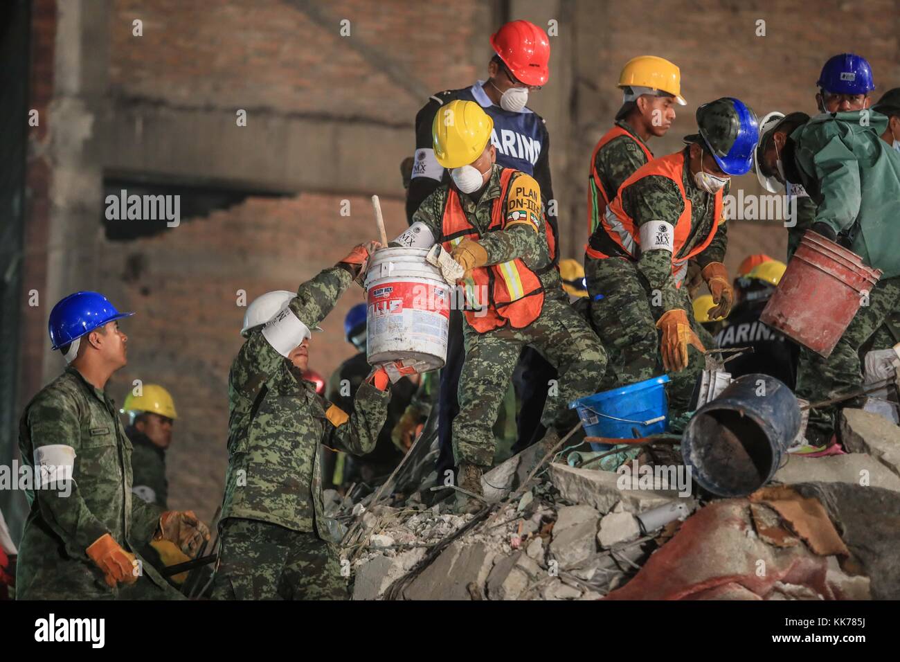Earthquake Mexico 2017. Hundreds of thousands of Mexicans worked on ...