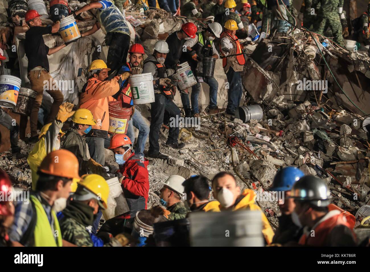 Earthquake Mexico 2017. Hundreds of thousands of Mexicans worked on ...