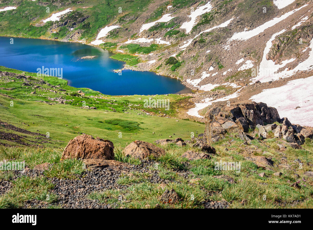Closeup of Gardner Lake, Beartooth Pass. Peaks of Beartooth Mountains ...
