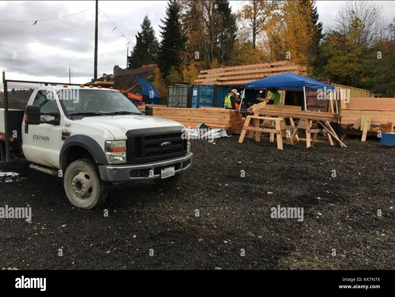 A carpenter crew's makeshift workshop 38490530296 o Stock Photo - Alamy