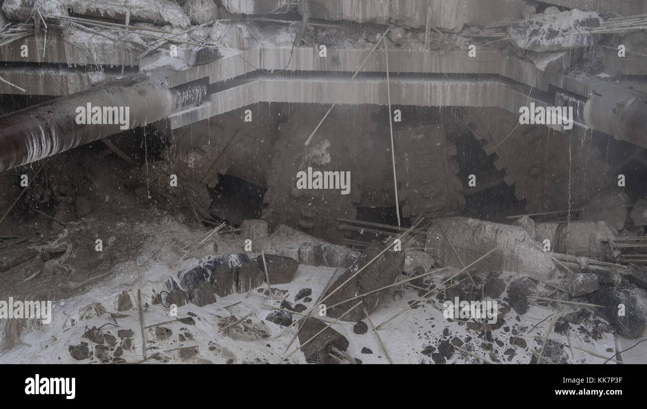 A closer look at the SR 99 tunneling machine's cutterhead during ...