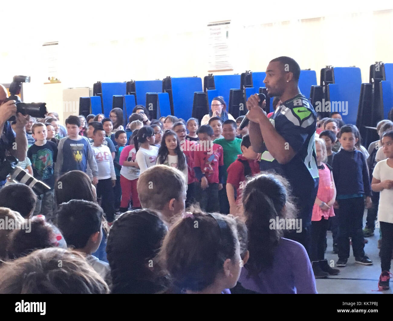 Doug Baldwin of the Seahawks gathers students from Lakewood's Tillicum ...
