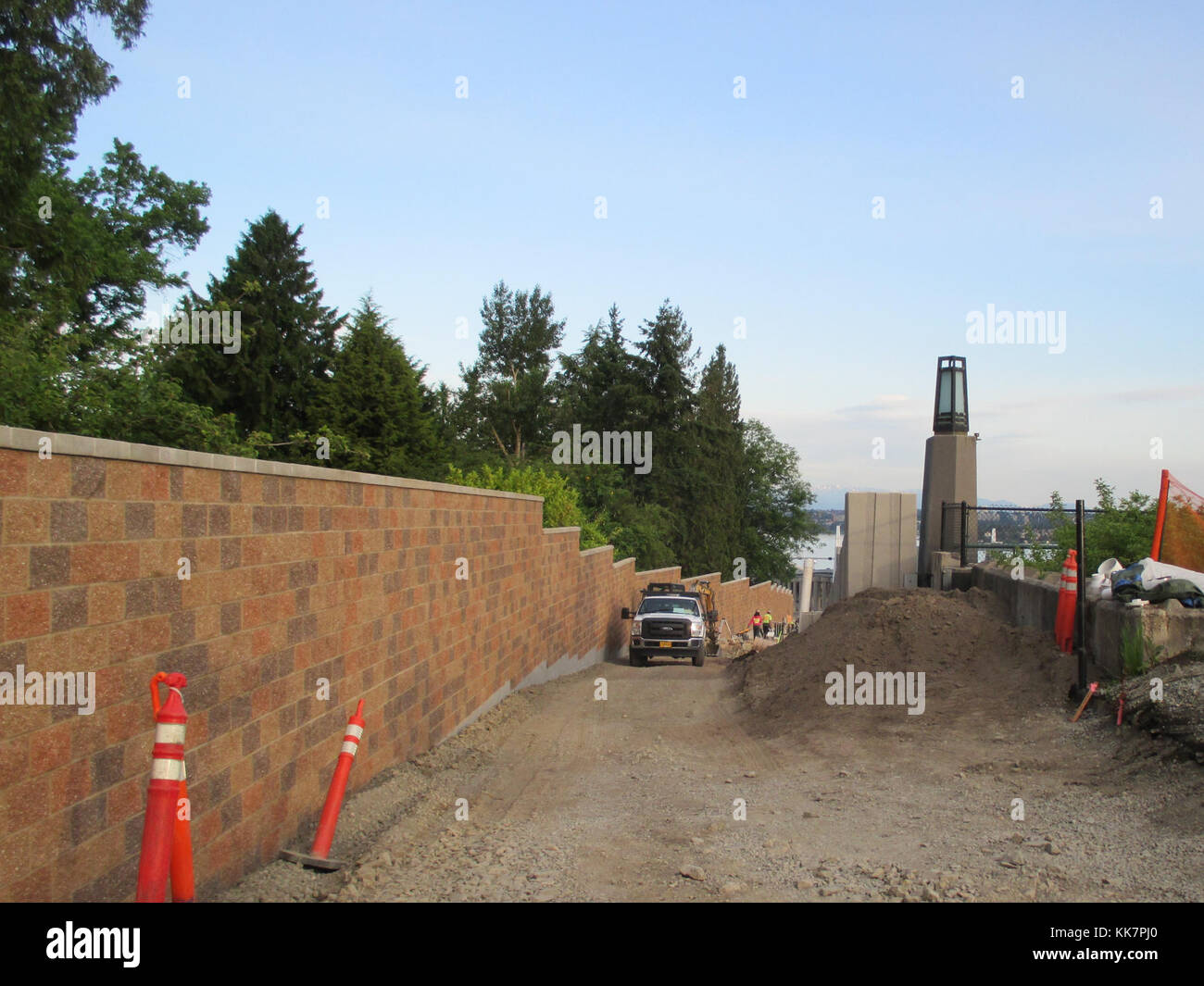 SR 520 crews compact dirt to create the new SR 520 Viewpoint Trail on ...