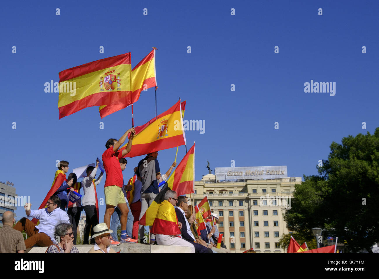 Pro-Spain demonstrators wave Spanish national flags in Colon Square ...
