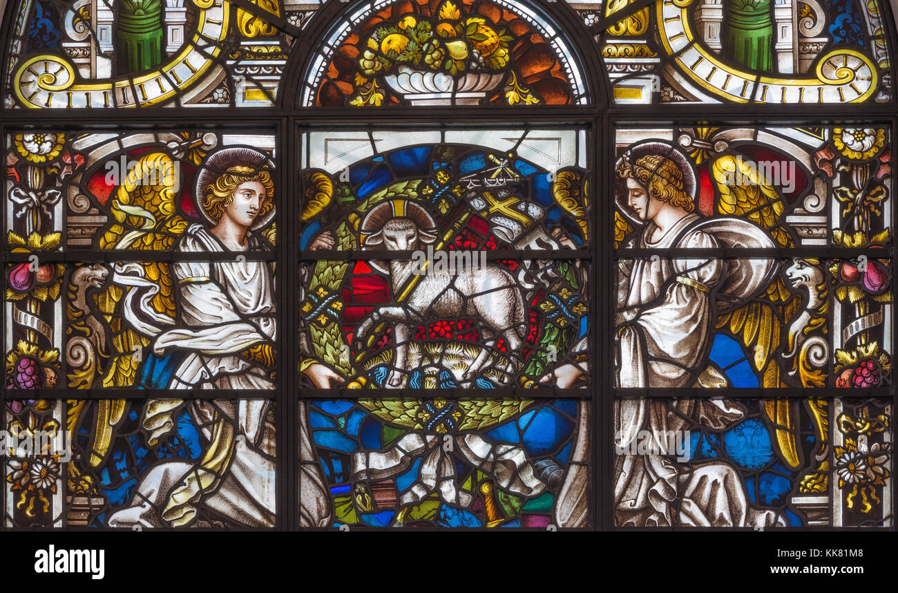 Jesus christ on cross angels hi-res stock photography and images - Alamy