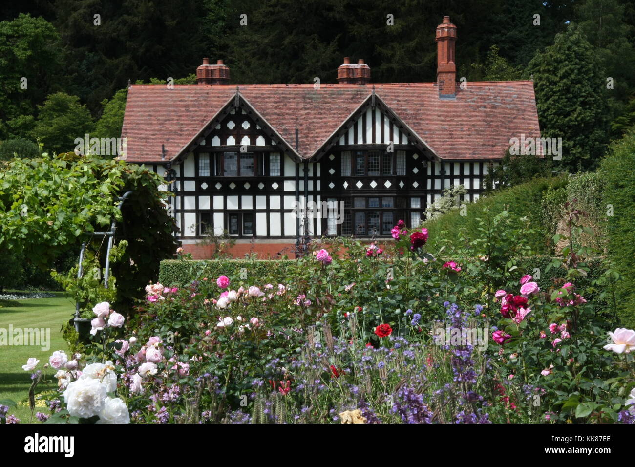 Powis castle 13th century hi-res stock photography and images - Alamy