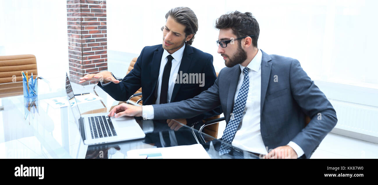 two business people working on laptop Stock Photo - Alamy