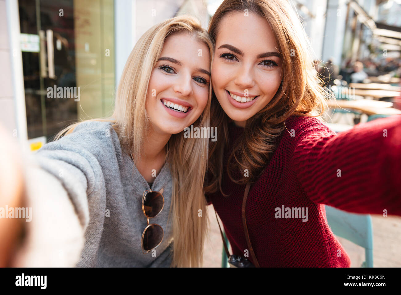 Girls cafe selfie hi-res stock photography and images - Alamy
