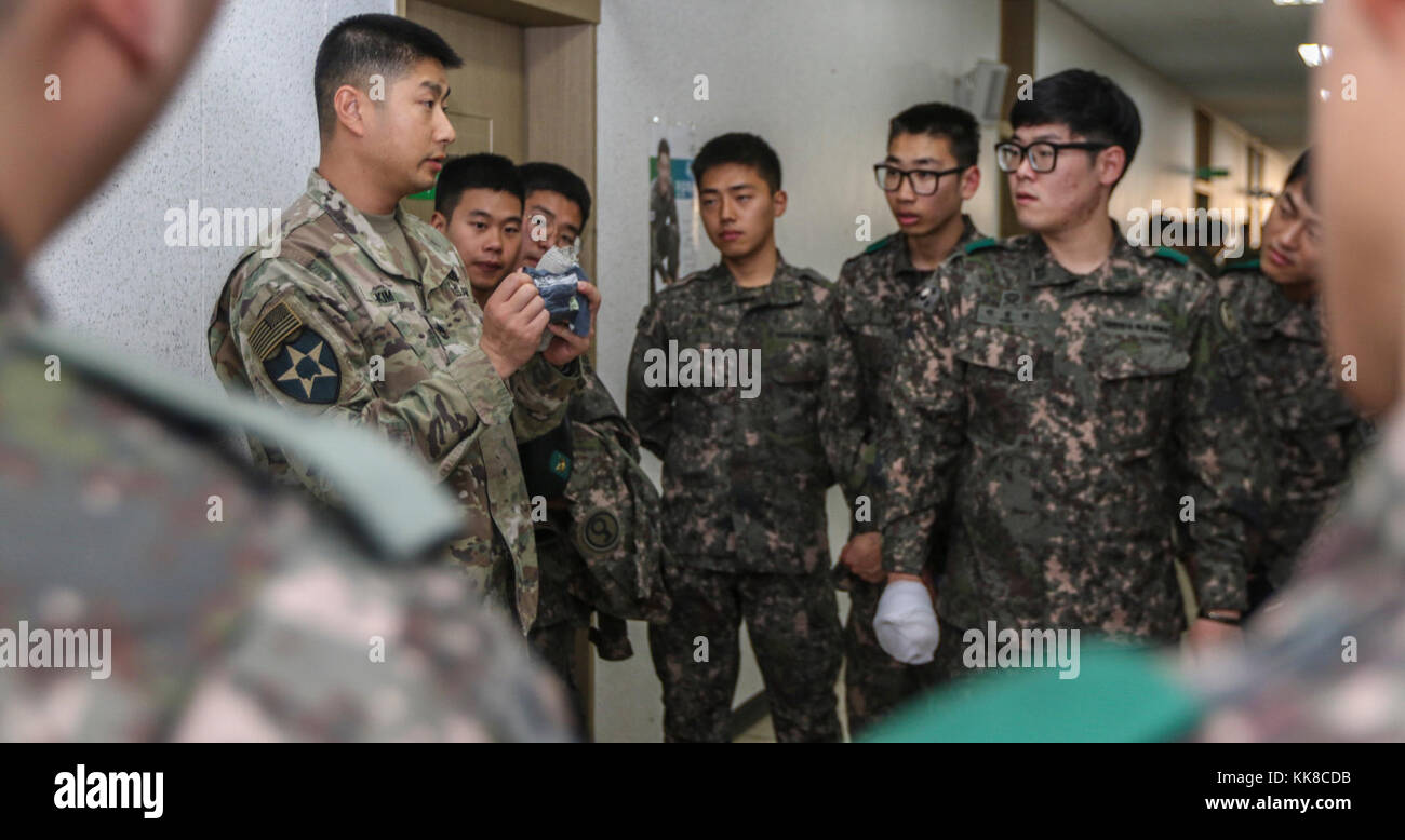Soldiers with 5th Republic of Korea Army Infantry Division observe Sgt ...