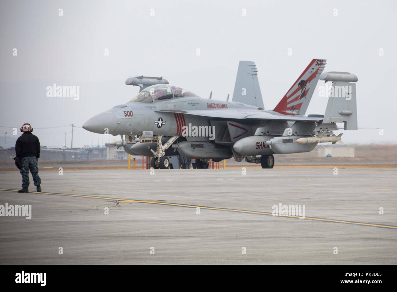 An EA-18G Growler with Electronic Attack Squadron (VAQ) 141 taxis to a ...