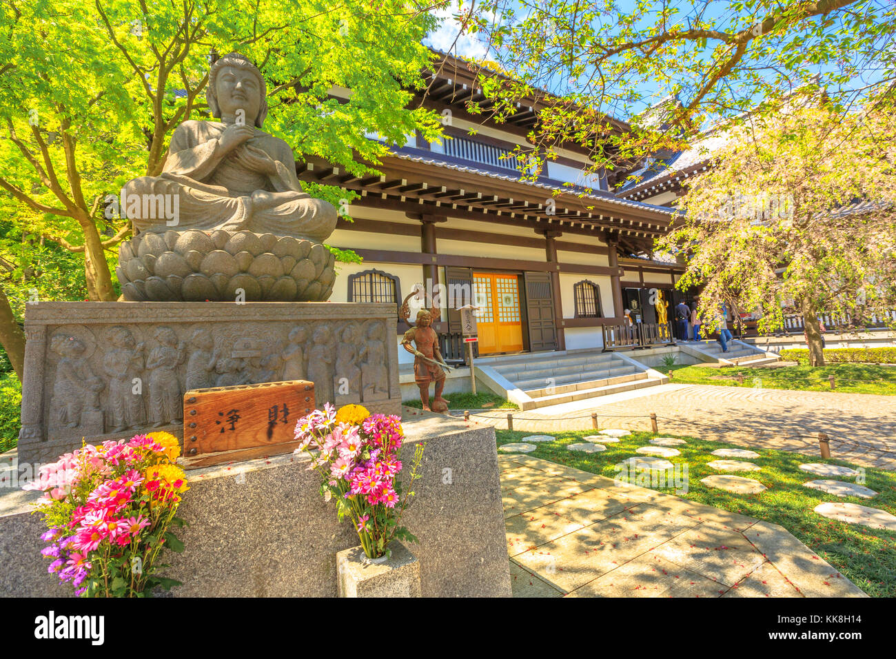 Buddhist shinto statue hi-res stock photography and images - Alamy