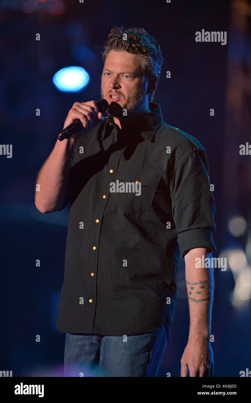 FORT LAUDERDALE, FL - APRIL 17: Country singer Blake Shelton performs ...