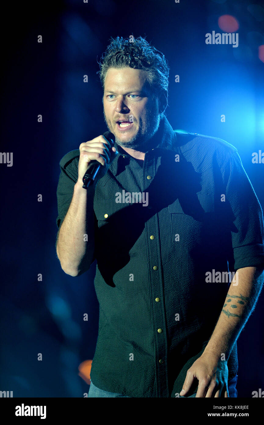 Blake shelton on stage during hi-res stock photography and images - Alamy