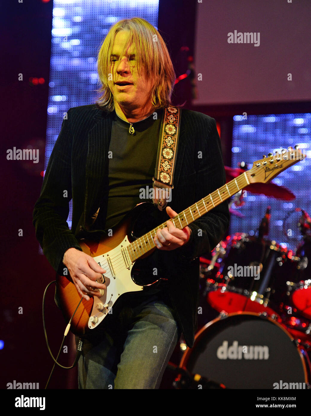 FORT LAUDERDALE, FL - FEBRUARY 26: Jennifer Batten performs at The ...