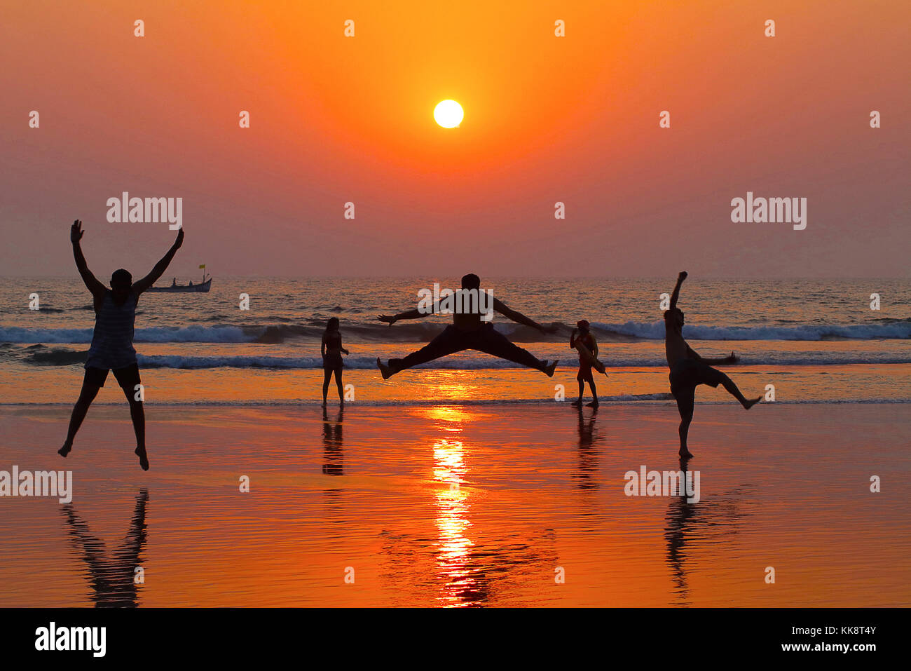 Silhouette jumping beach hi-res stock photography and images - Alamy