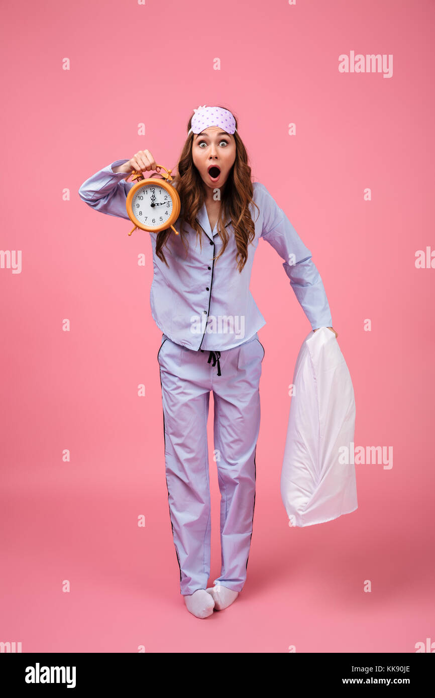 Full length portrait of a shocked pretty girl dressed in pajamas ...
