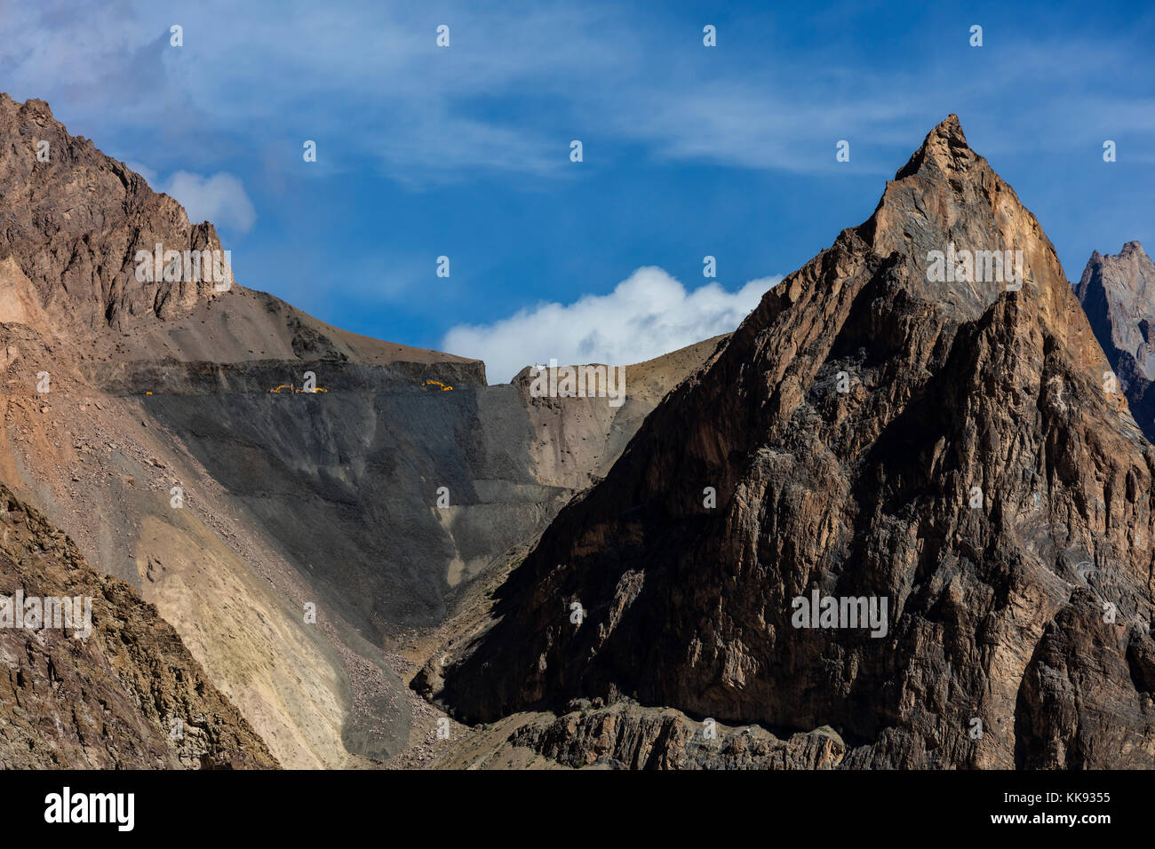 Road construction in the ZANSKAR RIVER GORGE - ZANSKAR, LADAKH, INDIA ...