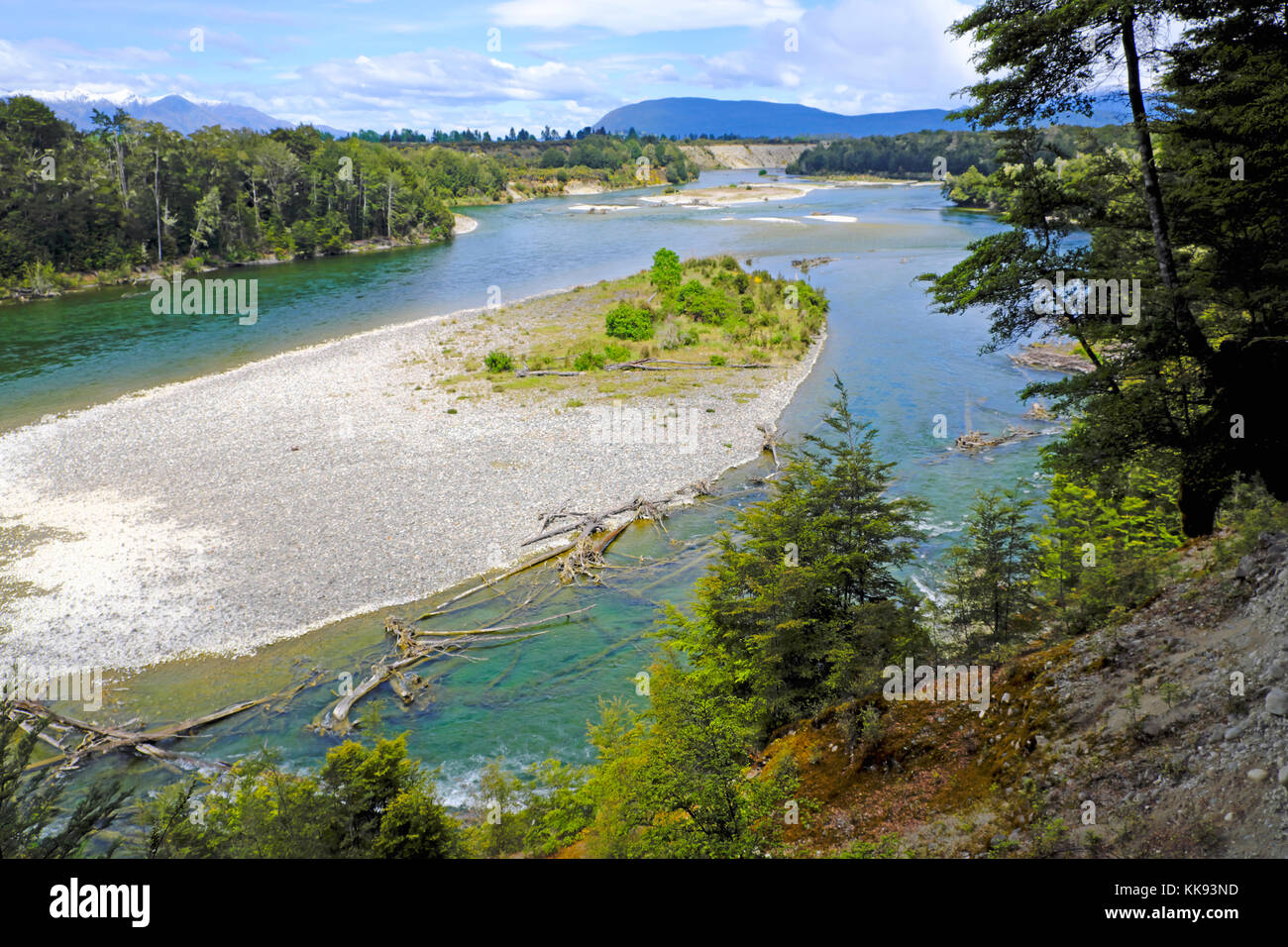 Scenery at the Waiau River along the Kepler Track going from Rainbow ...