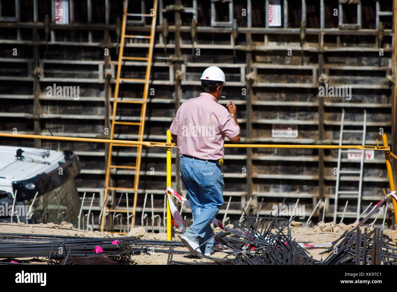 Around a building hi-res stock photography and images - Alamy