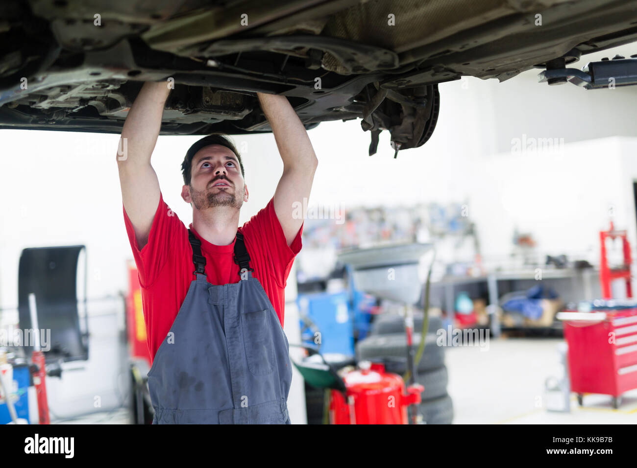 Mechanical garage hi-res stock photography and images - Alamy
