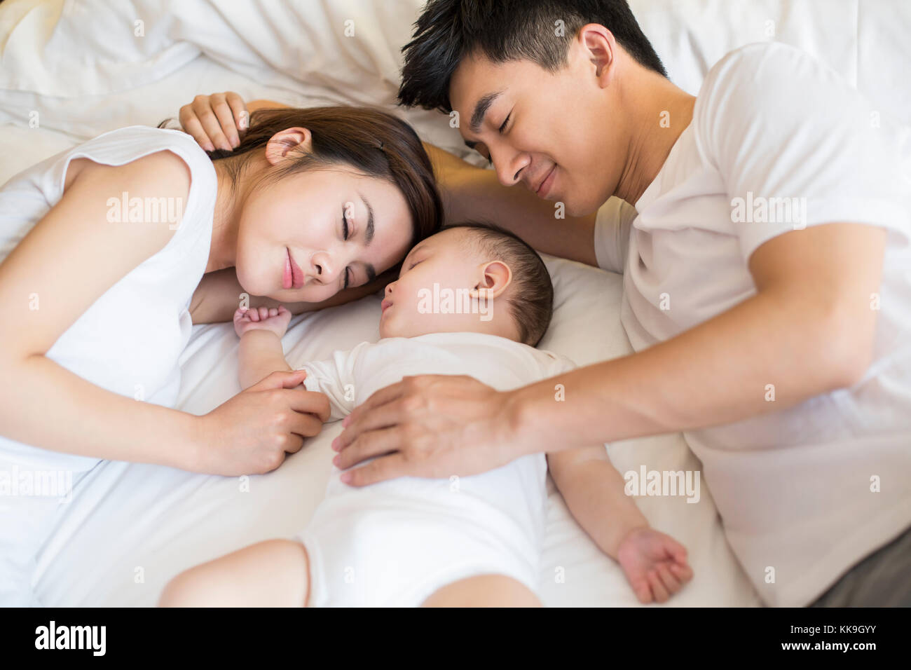 Family of three people sleeping in one bed hi-res stock photography and ...