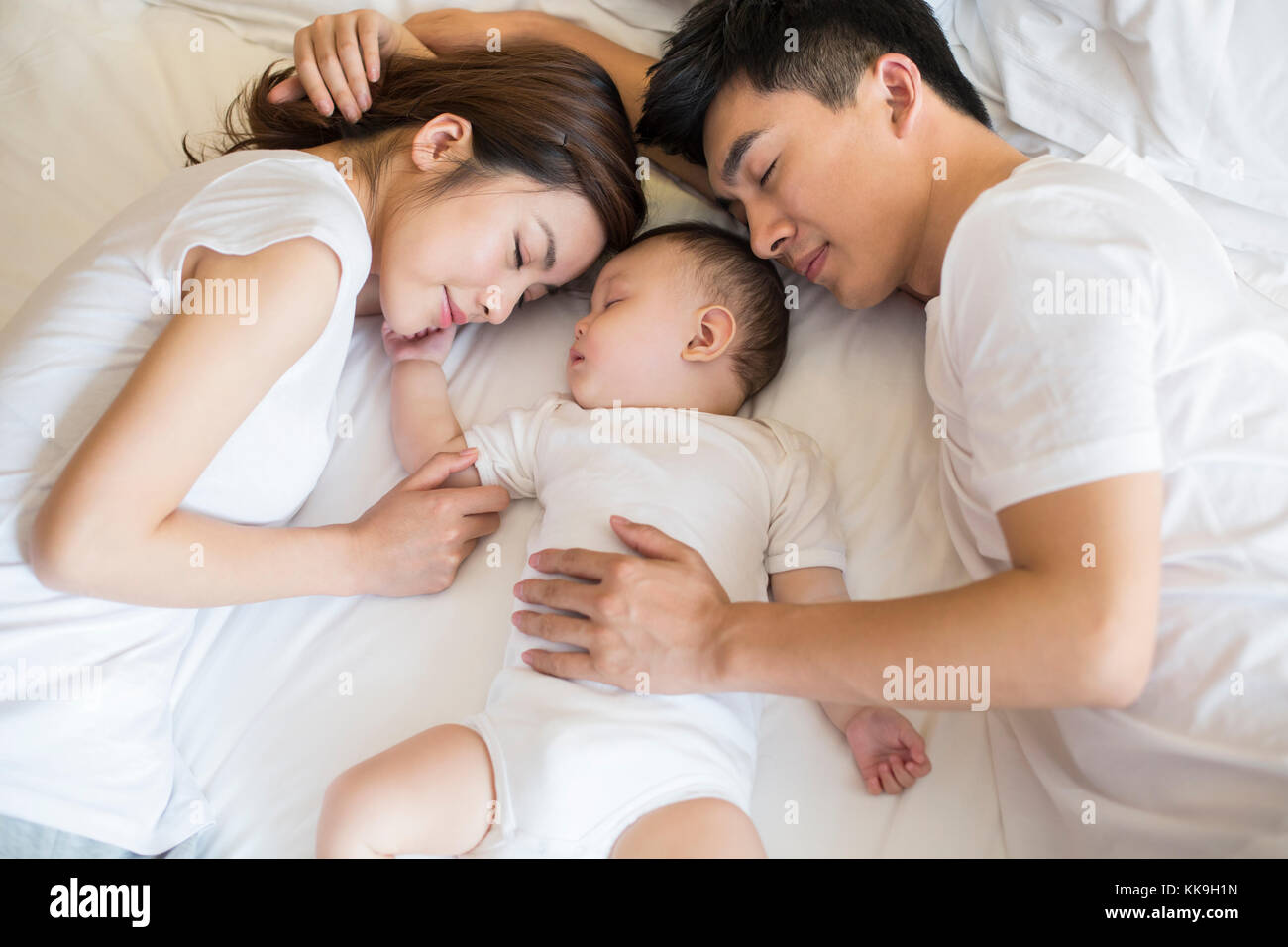 Family of three people sleeping in one bed hi-res stock photography and ...