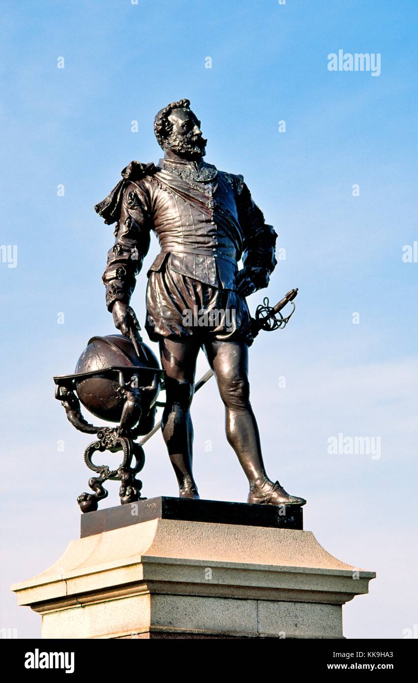 Statue of Elizabethan explorer Sir Francis Drake on Plymouth Hoe, Devon ...