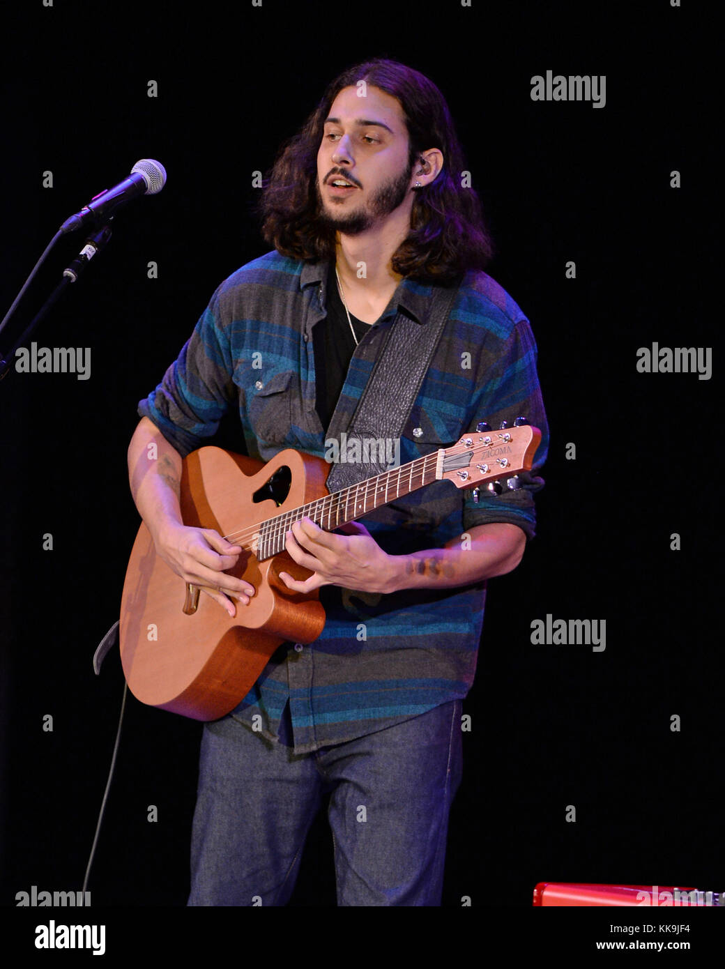 FORT LAUDERDALE, FL - OCTOBER 05: Julian Frampton performs at The ...