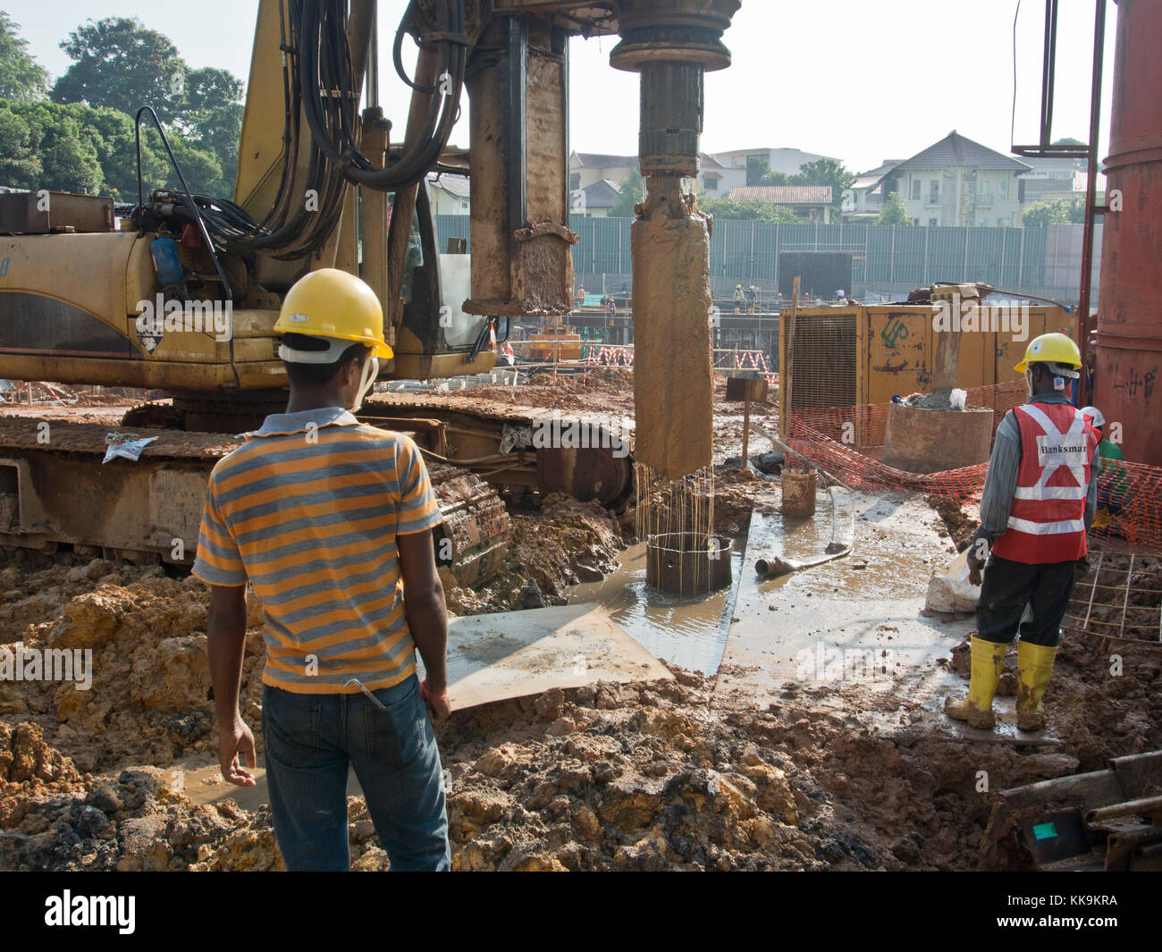 Migrant construction workers in Singapore Stock Photo - Alamy
