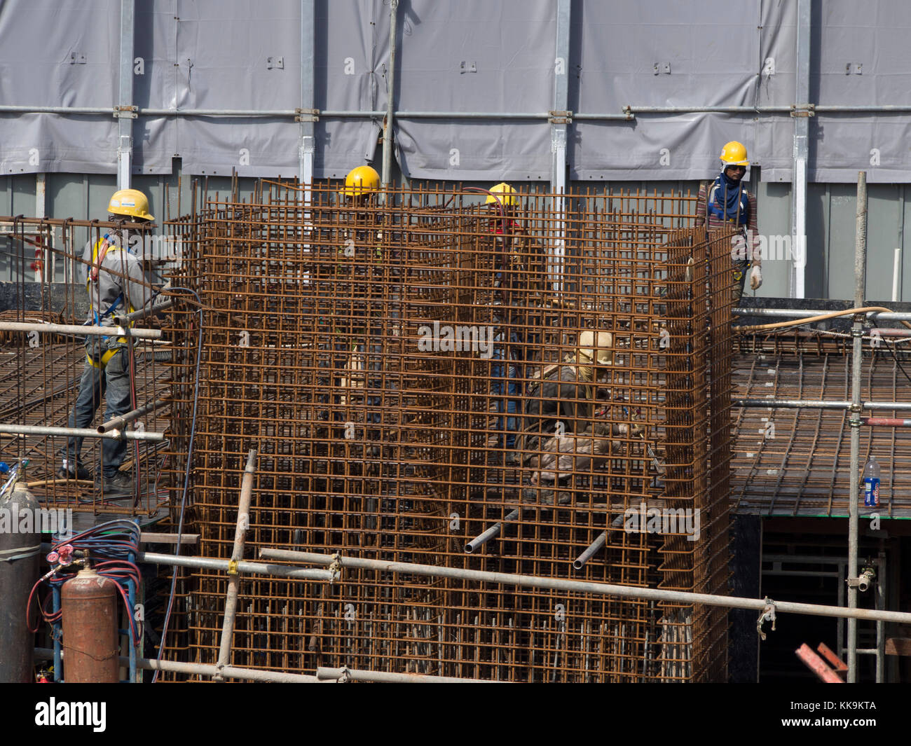 Migrant construction workers in Singapore Stock Photo - Alamy