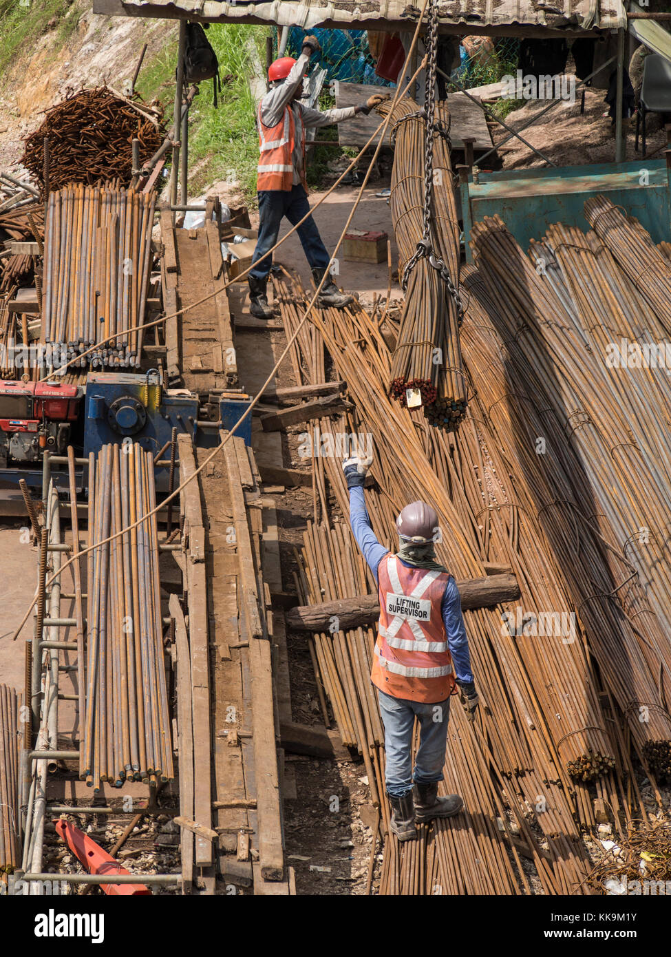 Migrant construction workers in Singapore Stock Photo - Alamy