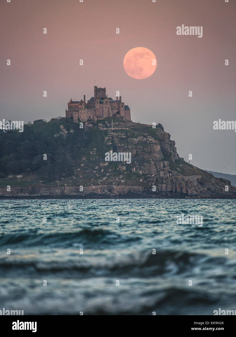 Full rising moon hi-res stock photography and images - Alamy